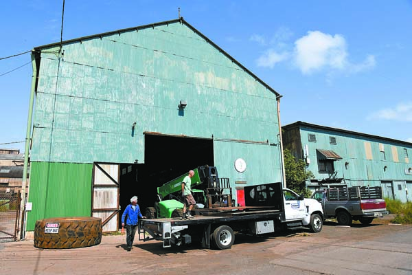 Sale of Puunene Mill has artist scrambling | News, Sports, Jobs - Maui News